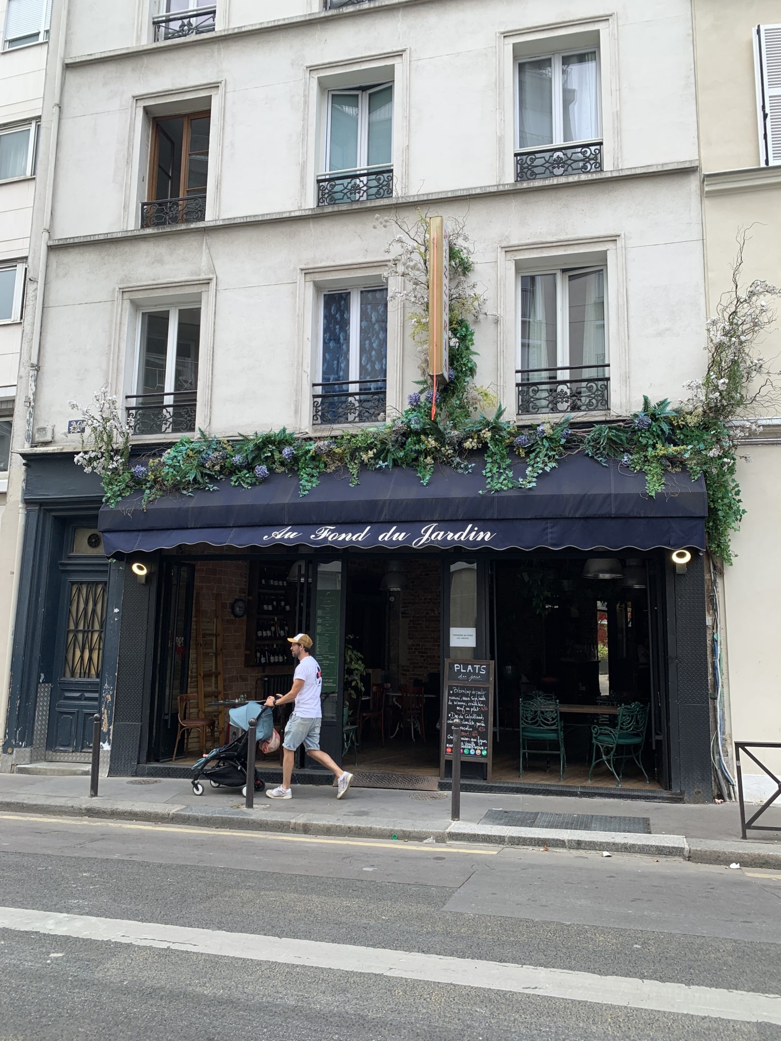 Porte de Bagnolet : « Au fond du jardin », le resto avec sa terrasse ...