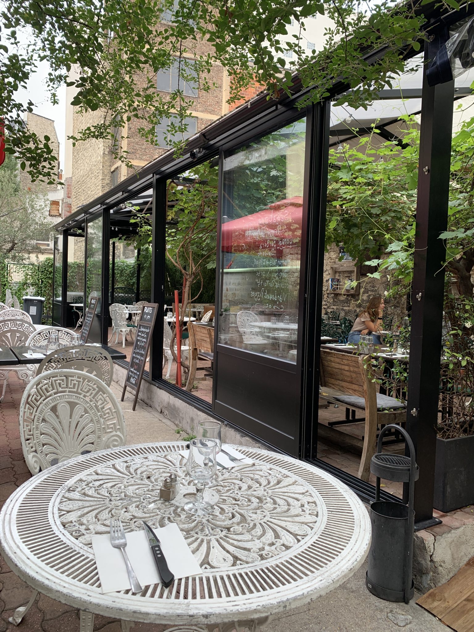 Porte de Bagnolet : « Au fond du jardin », le resto avec sa terrasse ...